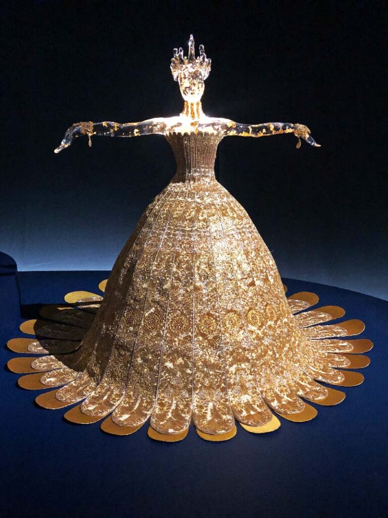 Golden Thread: The Art of Dressing from North Africa to the Far East ...