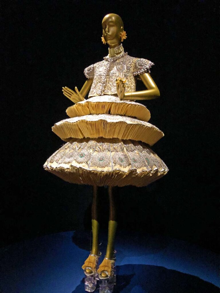 Golden Thread: The Art of Dressing from North Africa to the Far East ...