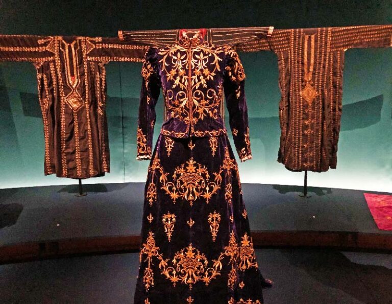Golden Thread: The Art of Dressing from North Africa to the Far East ...