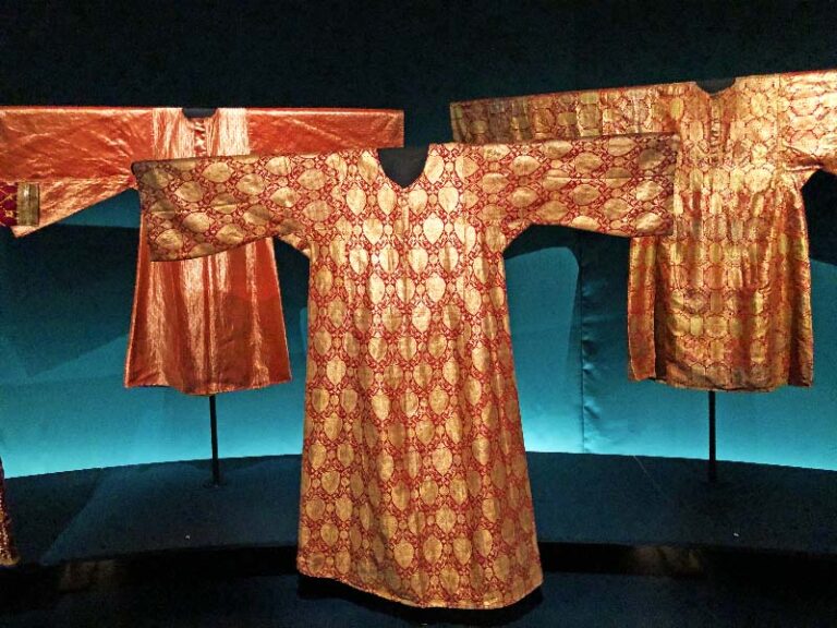 Golden Thread: The Art of Dressing from North Africa to the Far East ...