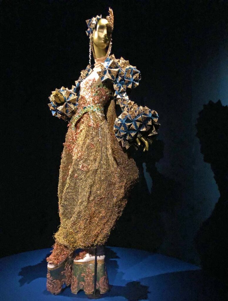Golden Thread: The Art of Dressing from North Africa to the Far East ...