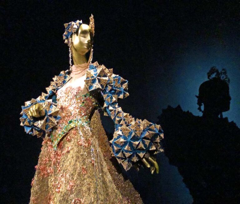 Golden Thread: The Art of Dressing from North Africa to the Far East ...